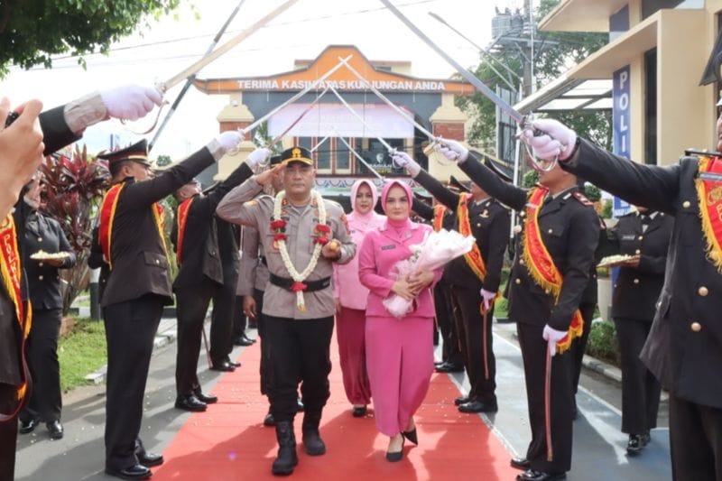 AKBP Eka Baasith Disambut Tradisi Pedang Pora - Kebumen Update